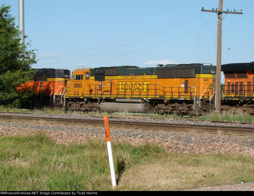BNSF 8880